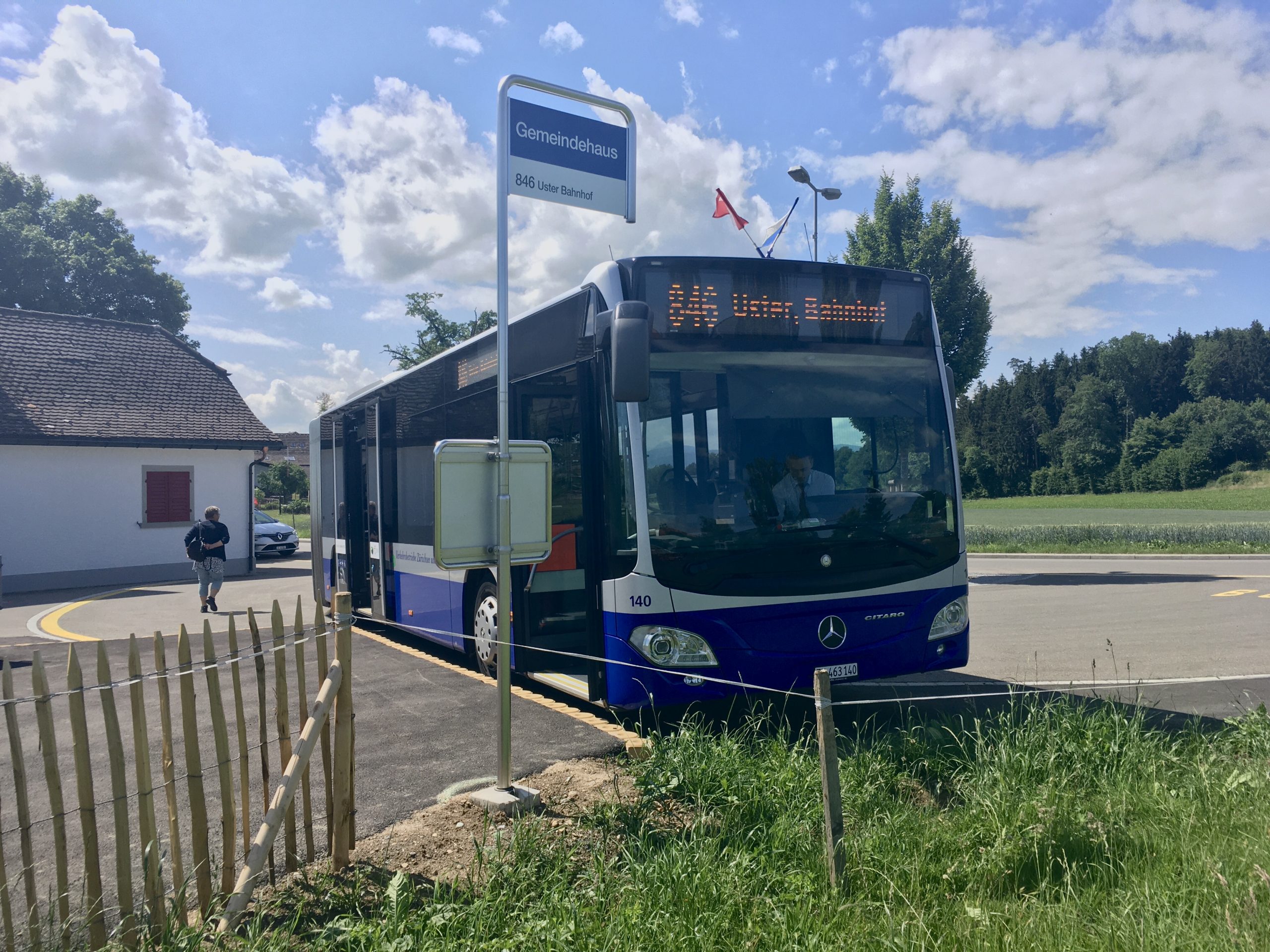 Hurra, hurra, der Bus ist da! Hurra, hurra, der Bus ist da!